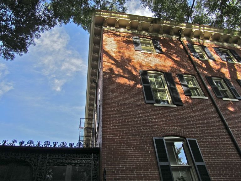 DACOR-Bacon House – enclos*ure