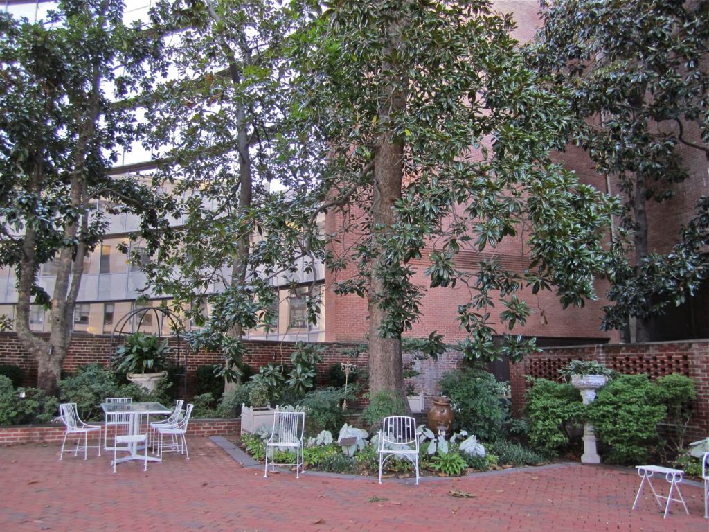 DACOR Bacon House garden – enclos*ure