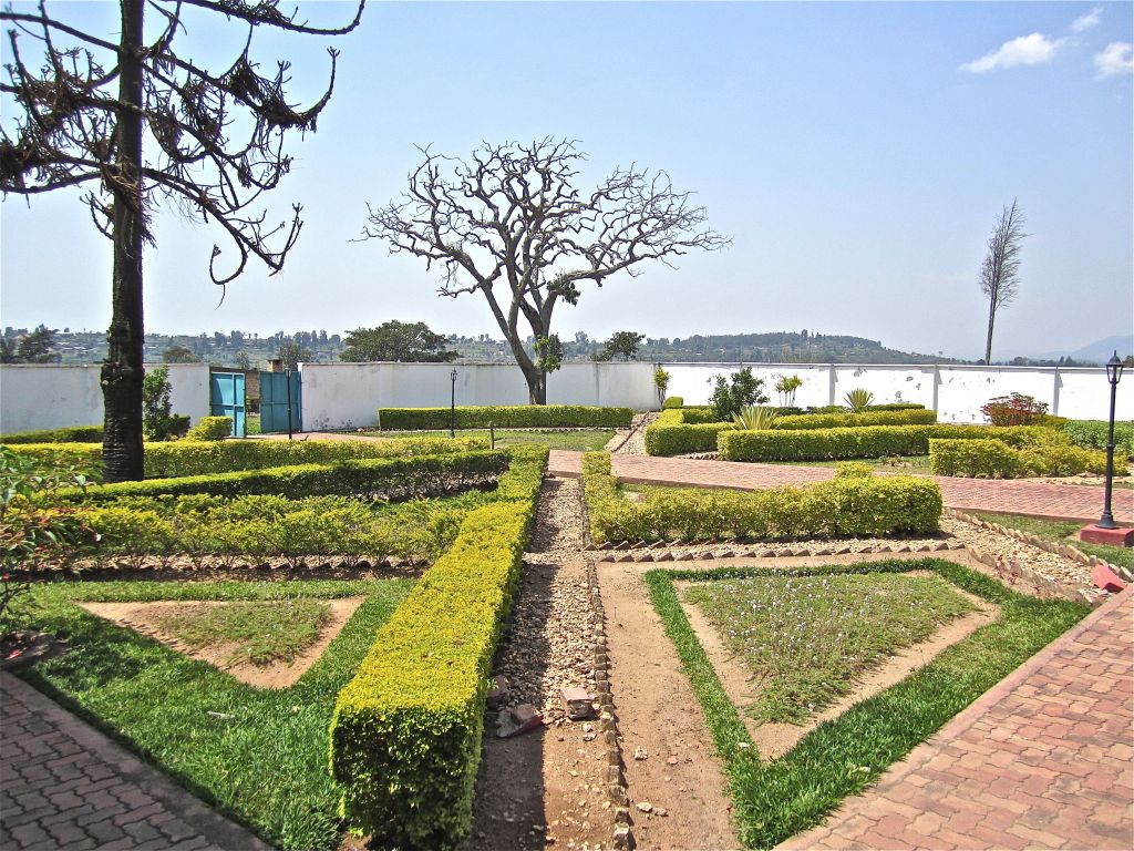 traditional Rwanda building techniques – enclos*ure