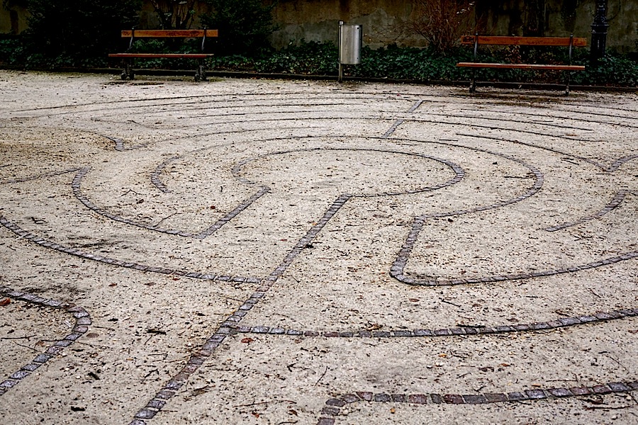 Leonardskirche labyrinth, Basel – enclos*ure