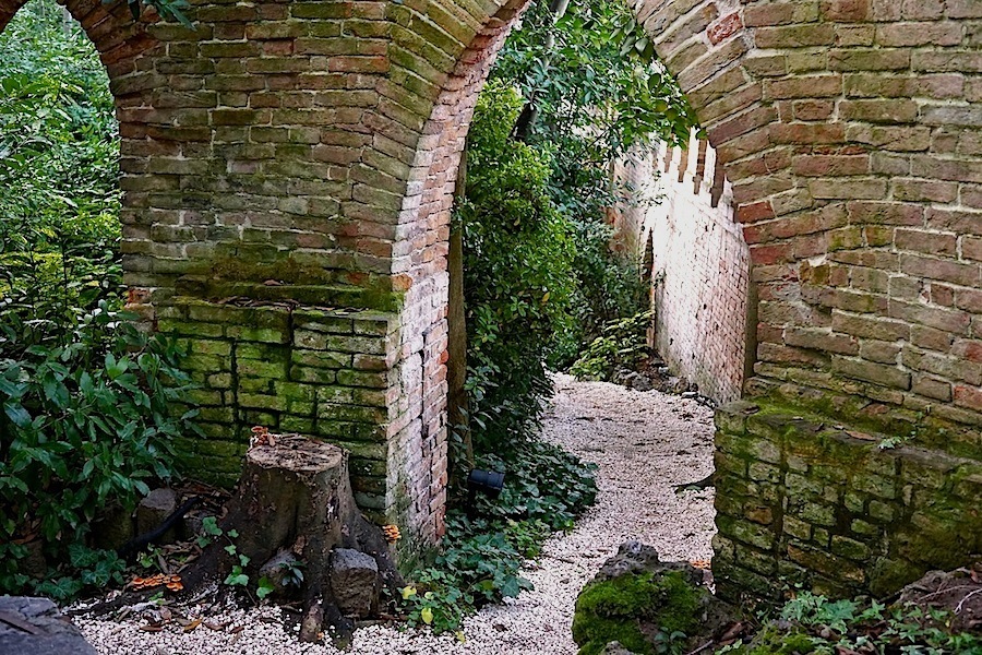 The palace garden, Venice – enclos*ure