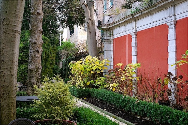 The palace garden, Venice – enclos*ure